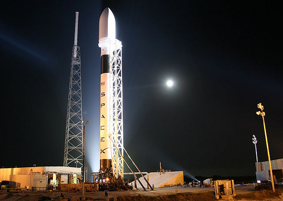 Falcon 9 v1.0 with fairing - render or photo? : r/SpaceXLounge